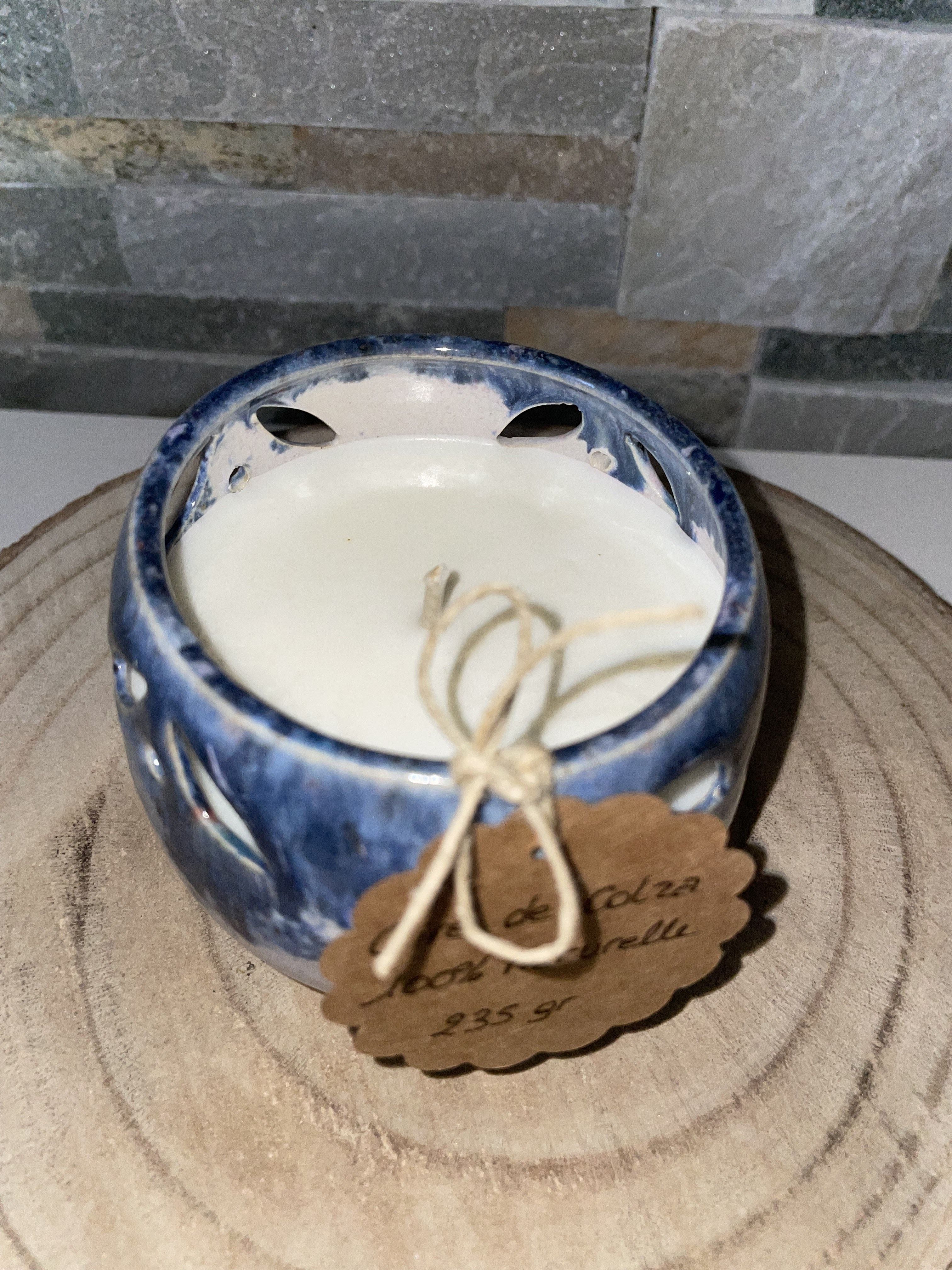 Bougie artisanale mouchetée bleue par Une poterie Une bougie